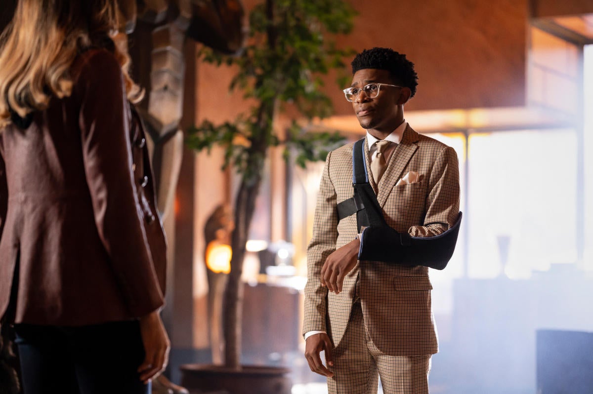 Batwoman Midseason Finale Photos Reveal New Look at Poison Ivy ...