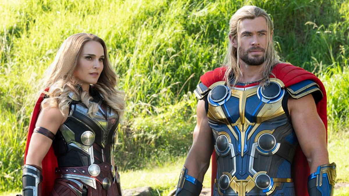 Chris Hemsworth Shows off "Power Couple" Thor and Jane With Thor: Love ...