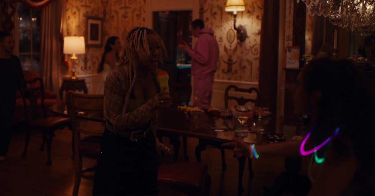 Bodies Bodies Bodies Deleted Scene Shows Off an Impromptu Singalong ...