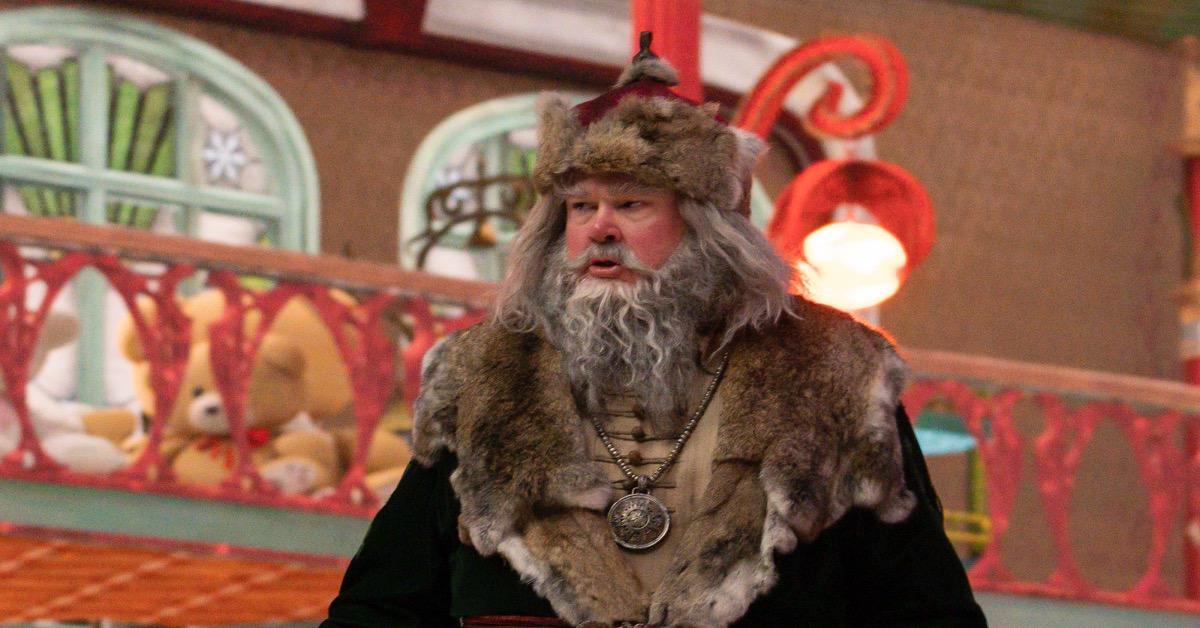The Santa Clauses Star Eric Stonestreet Opens Up About Bringing the Mad ...