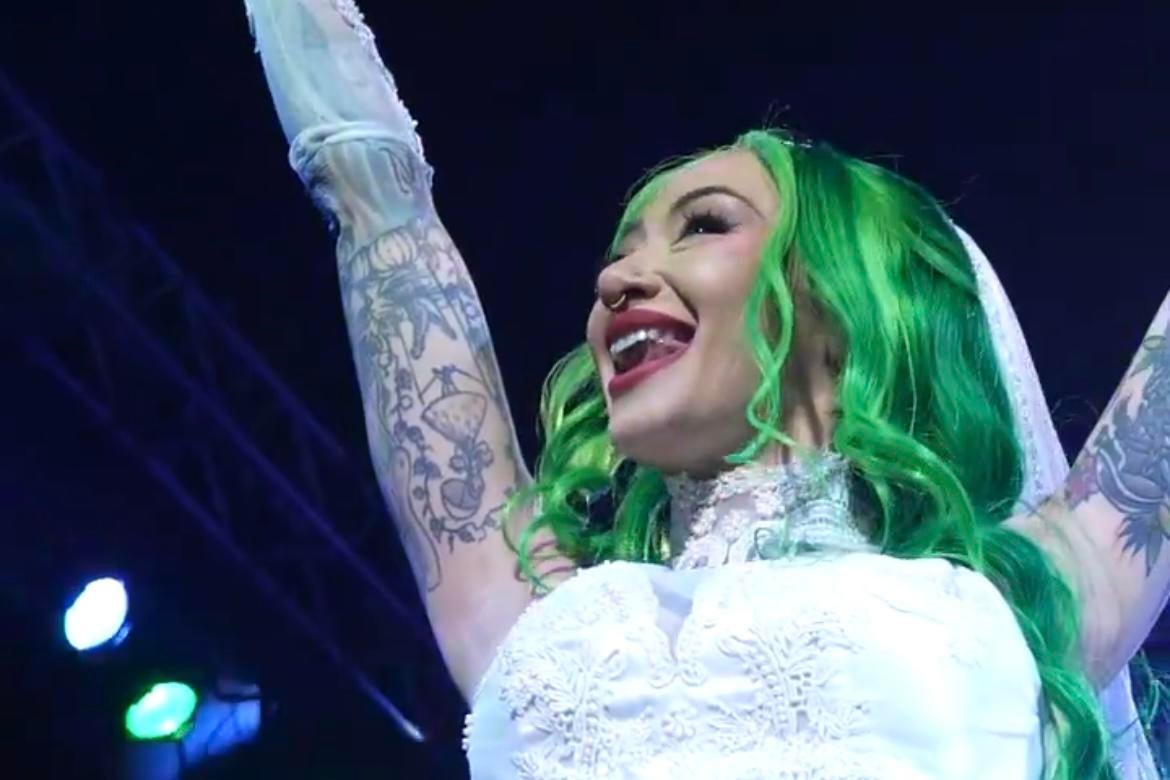 Watch: WWE's Shotzi Wrestles in Her Wedding Dress at WWE Live Event ...