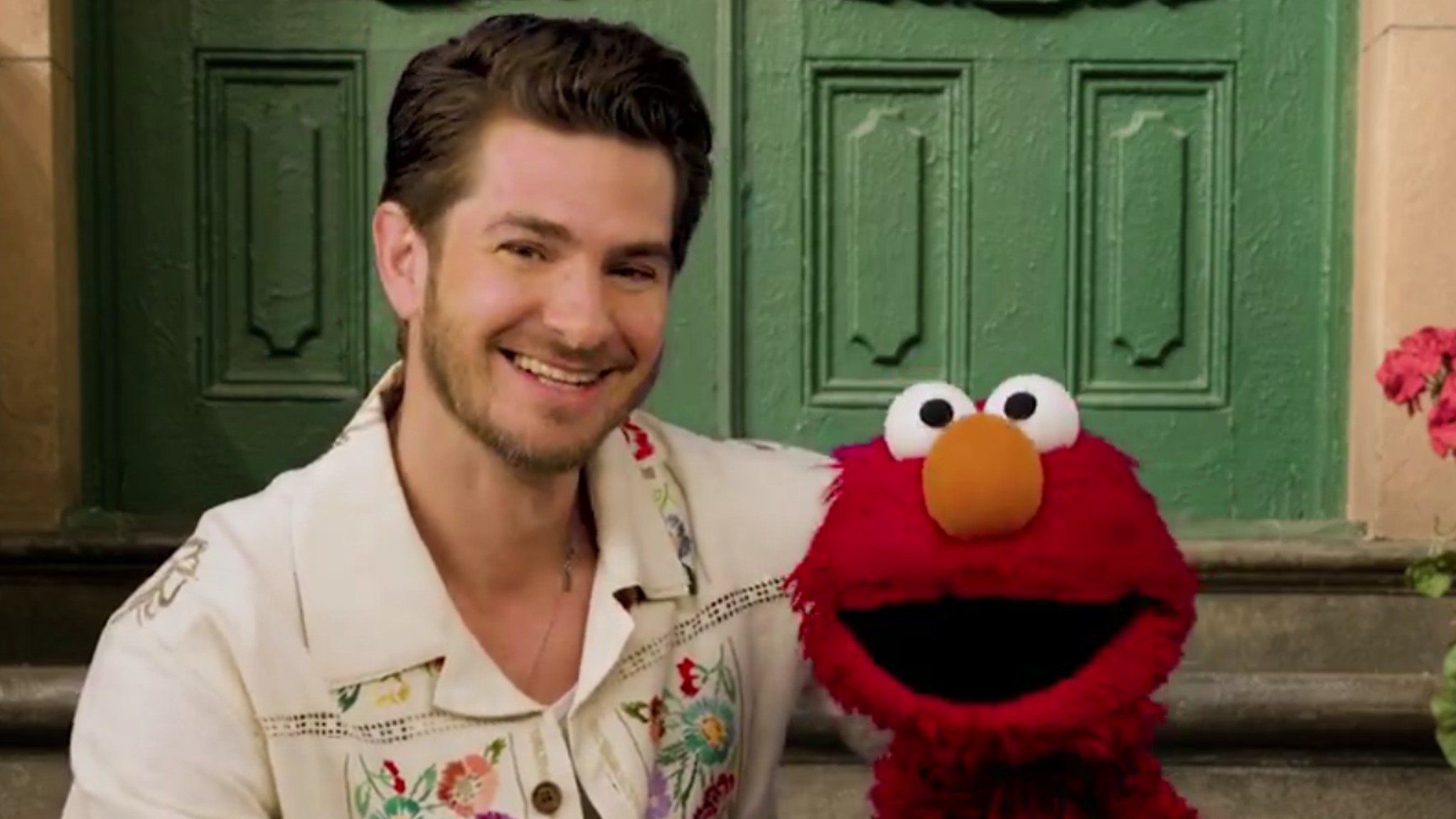 Andrew Garfield’s Emotional Story With Elmo Is the Best Thing You Will See Today - ComicBook.com