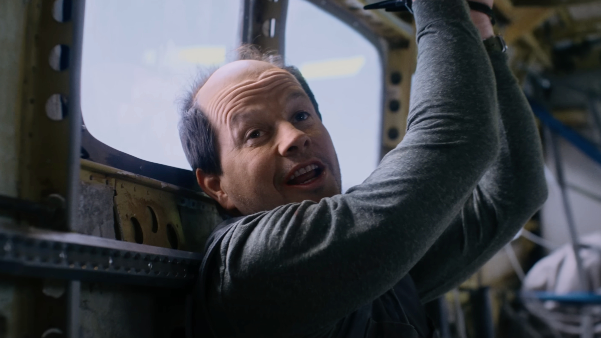 El corte de pelo desquiciado de Mark Wahlberg en el tráiler de la película Flight Risk tiene ...
