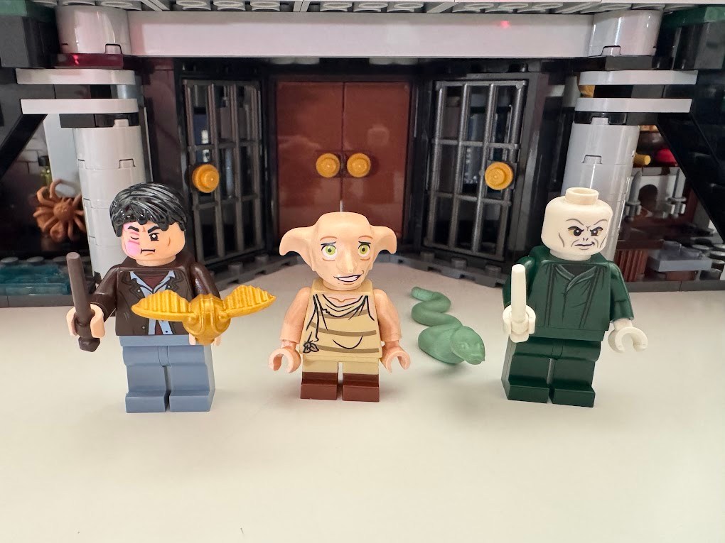 LEGO Harry Potter's Malfoy Manor Review: Walk on the Wild Side of the ...