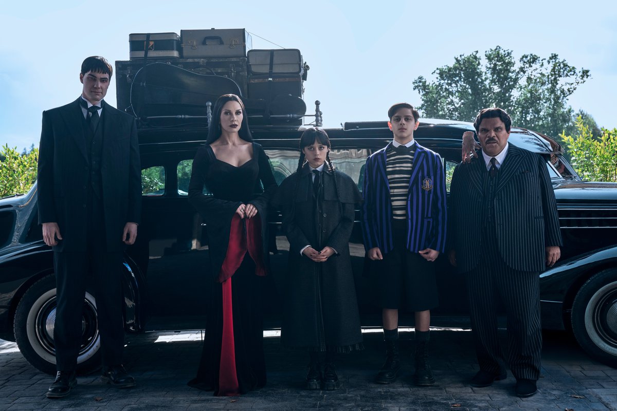 Wednesday Season 2 Sneak Peek Brings the Addams Family to Nevermore ...