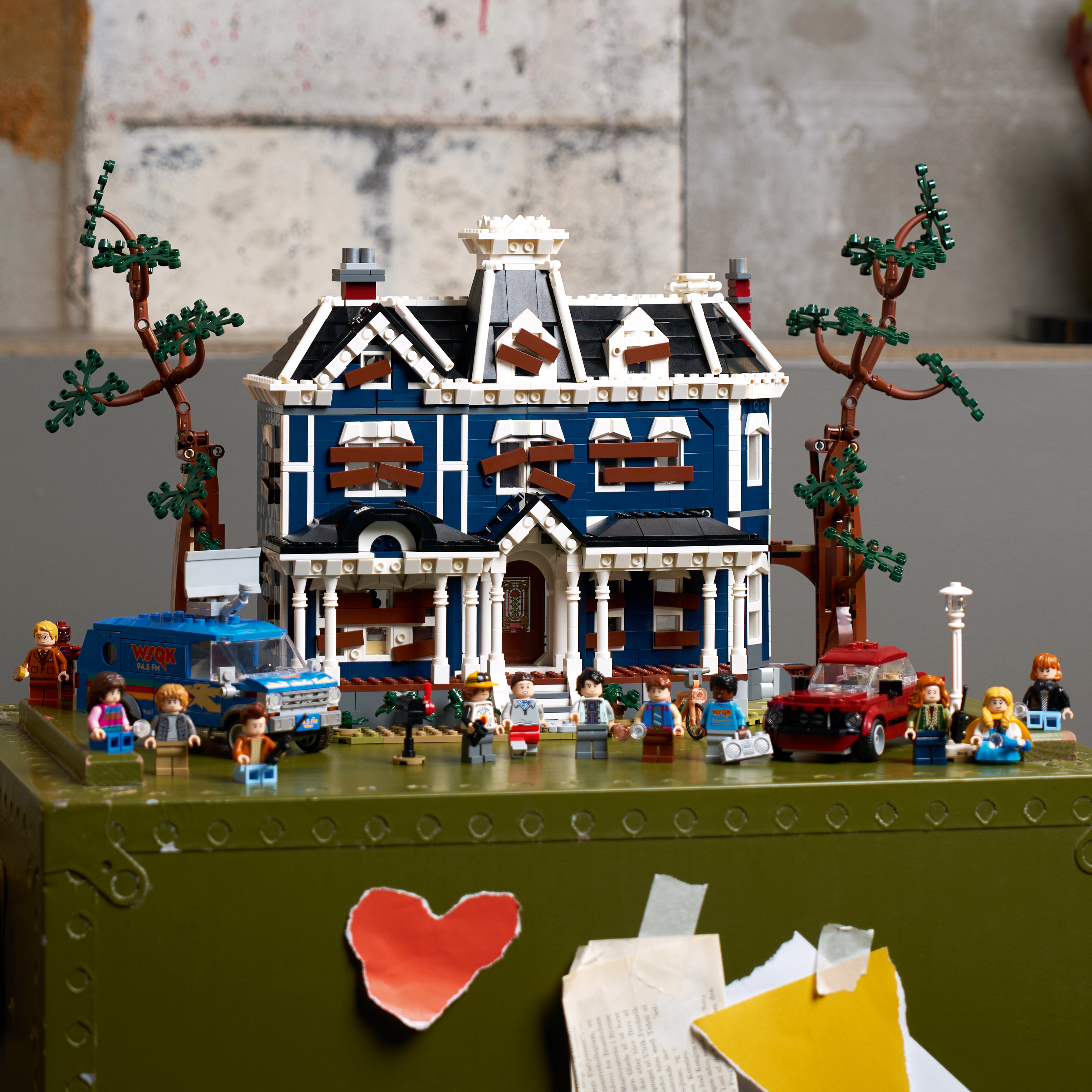 LEGO Stranger Things: The Creel House Is Their First Ever Transforming ...
